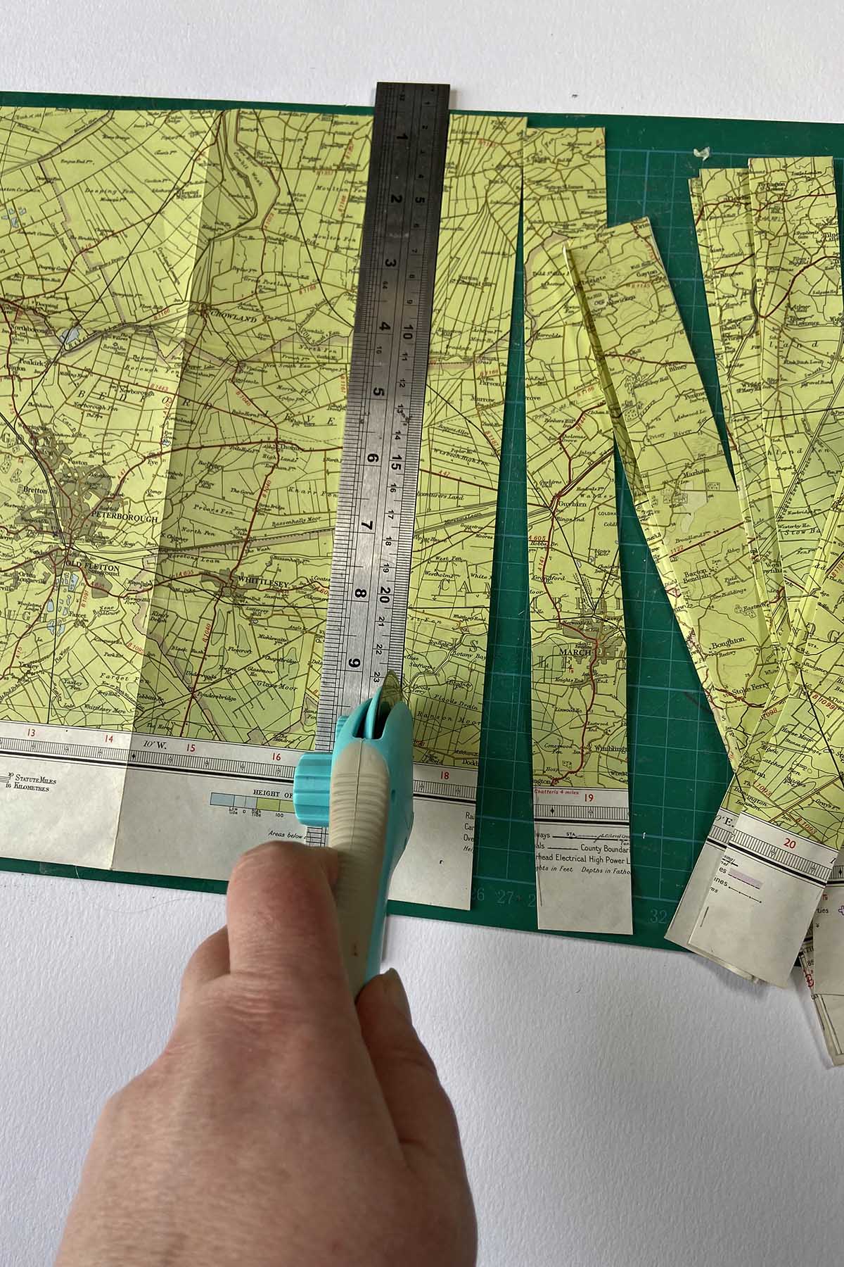 How to Make Paper Bead Bracelets - Pillar Box Blue