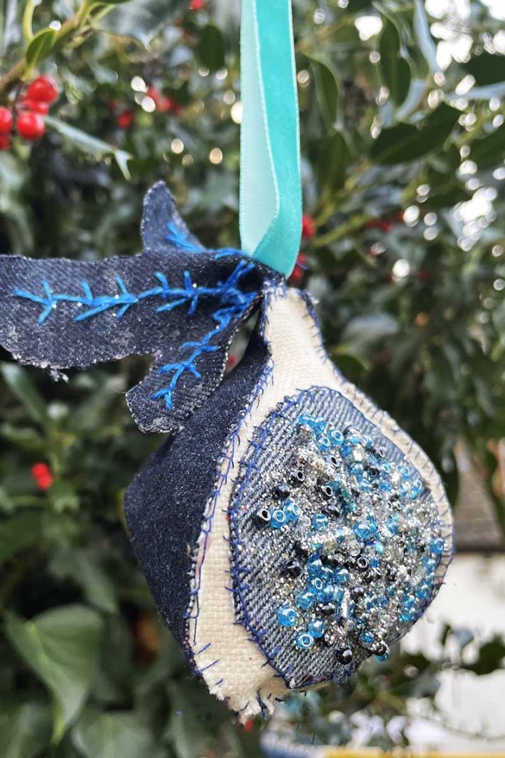 18 Denim Christmas Decorations: Stylish Upcycled Holiday Craft Ideas ...